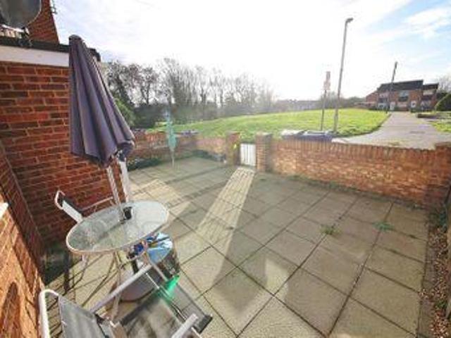2 Bedrooms Maisonette for sale in Delius Way, Stanford Le Hope SS17