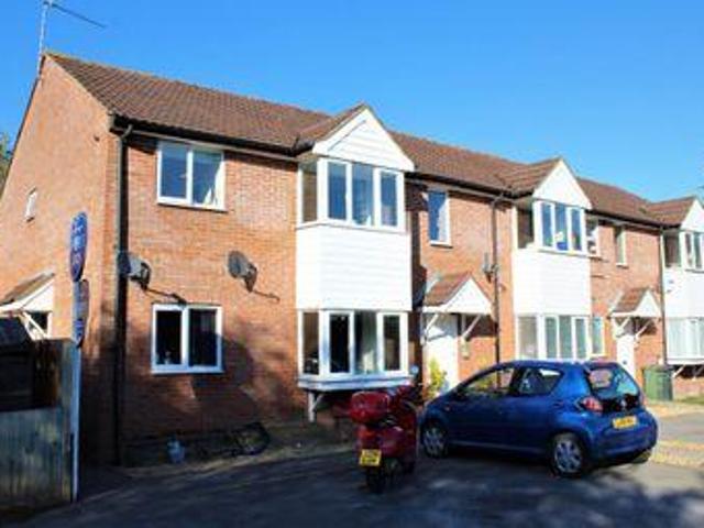 2 Bedrooms Maisonette for sale in Kings Avenue, Tongham GU10