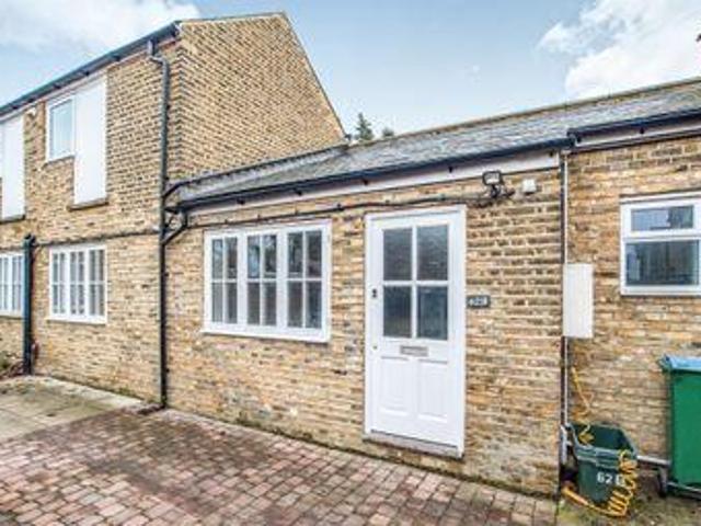 2 Bedrooms Maisonette for sale in Harwoods Road, Watford WD18