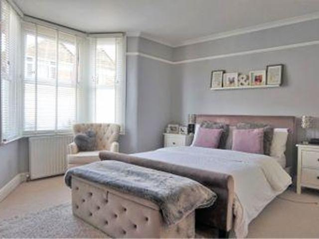 2 Bedrooms Maisonette for sale in Little Roke Avenue, Kenley CR8