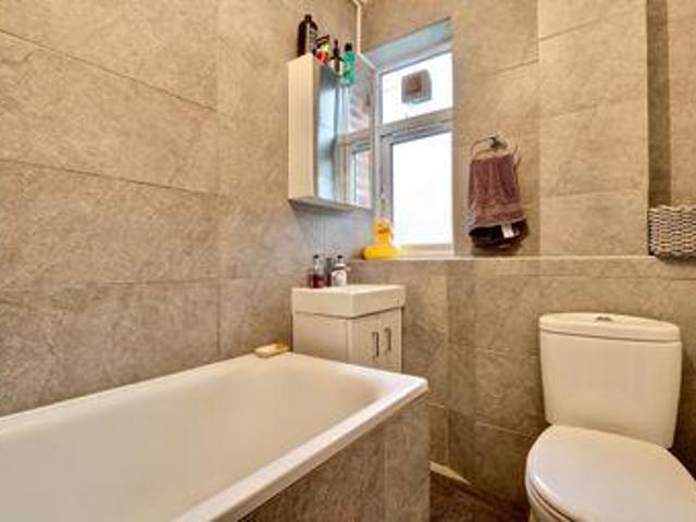 2 Bedrooms Maisonette for sale in Southbourne Gardens, Ruislip HA4