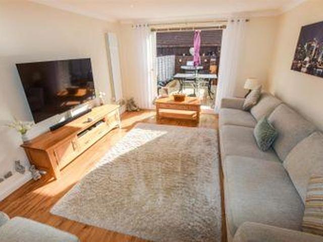 2 Bedrooms Maisonette for sale in Singleton Close, Colliers Wood, London SW17
