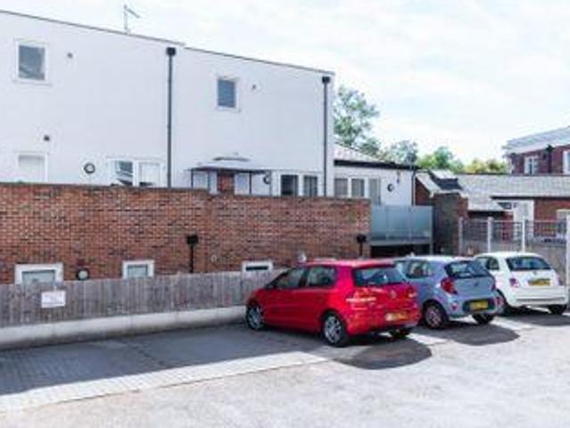 2 Bedrooms Maisonette for sale in Queens Road, Brentwood CM14