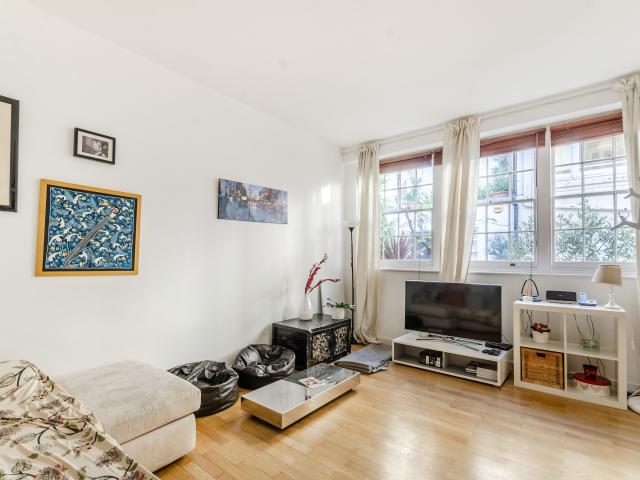 2 Bedrooms Mews for Rent in Stanhope Mews South | Foxtons