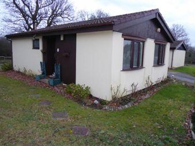 2 Bedrooms Mobile/park home for sale in Groveheath Court, Gambles Lane, Ripley, Surrey GU23
