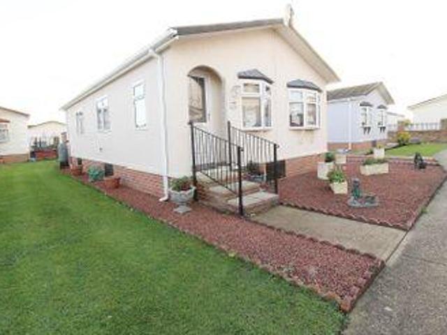2 Bedrooms Mobile/park home for sale in Kings Park, Creek Road, Canvey Island SS8