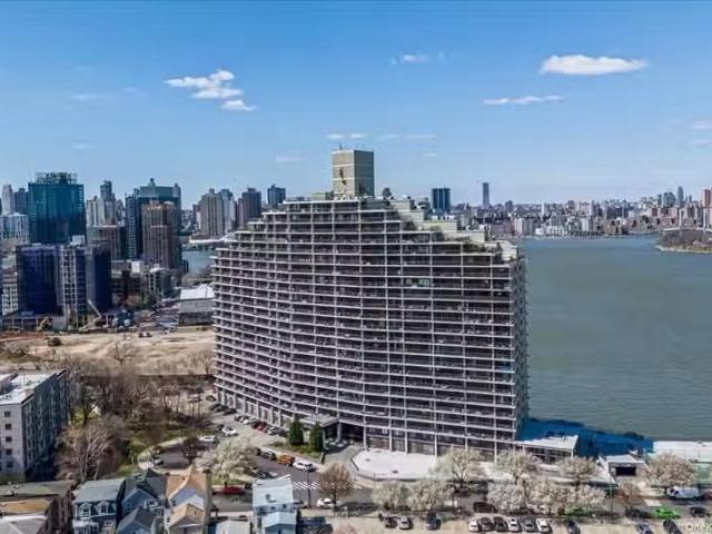 2 Bedrooms at 25 40 Shore Boulevard for $3,700 by Manager