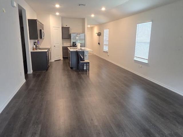 2 Bedrooms Available in 75114 area
