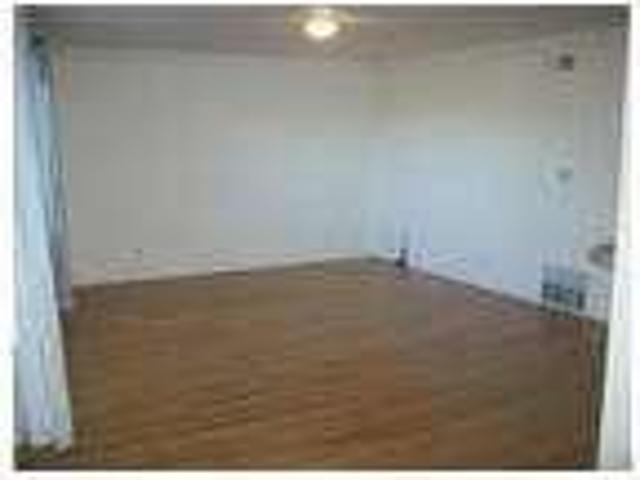 2 bedrooms Apartment Large & Bright. Single Car Garage!