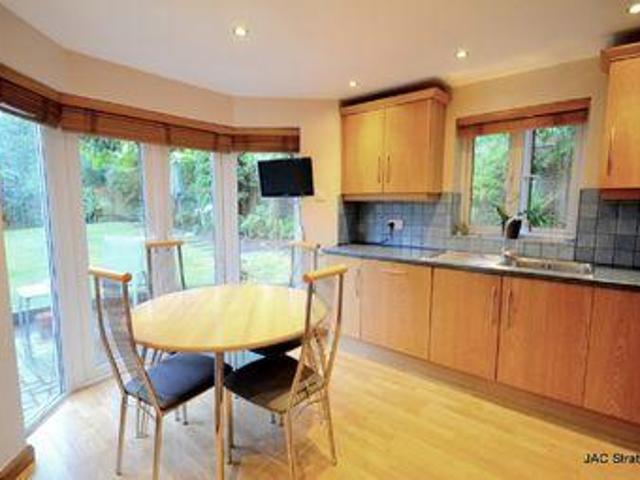 2 Bedrooms Bungalow for rent in Deodora Close, London N20