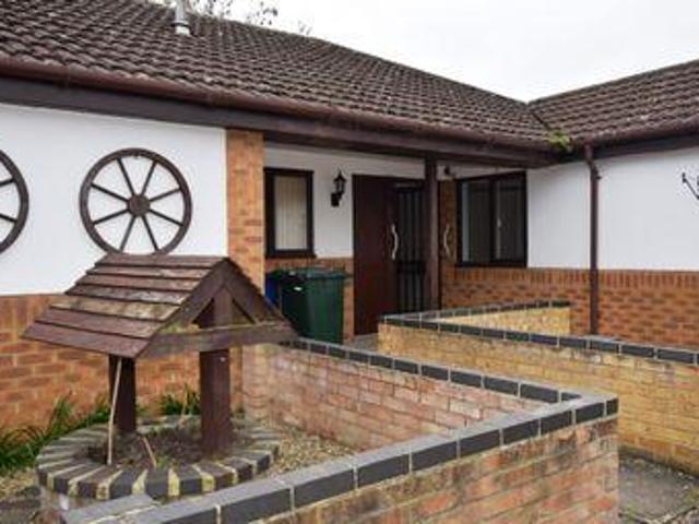 2 Bedrooms Bungalow for rent in Dove Green, Bicester OX26
