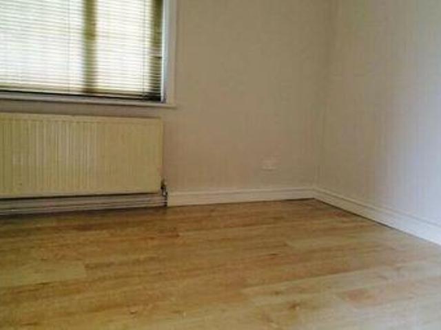 2 Bedrooms Bungalow for rent in Emma Road, Plaistow E13