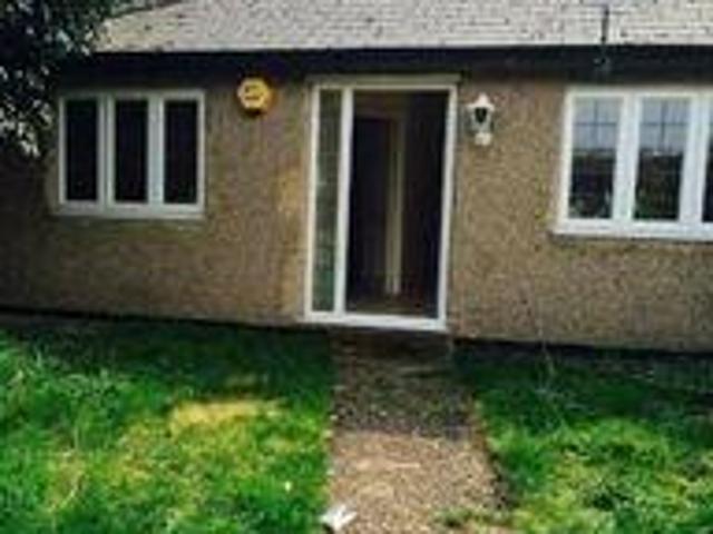 2 Bedrooms Bungalow for rent in Emma Road, Plaistow E13