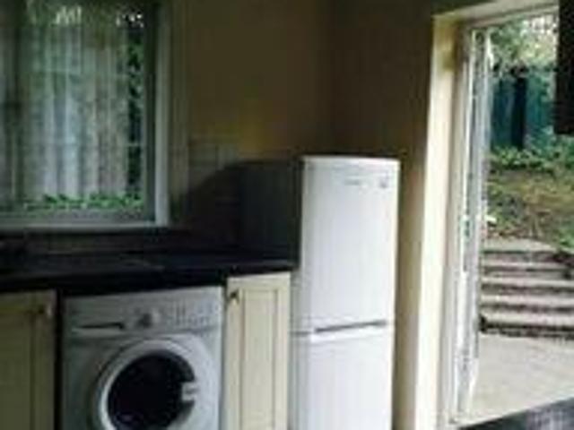 2 Bedrooms Bungalow for rent in Emma Road, Plaistow E13