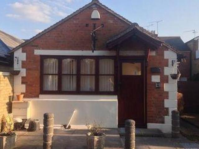 2 Bedrooms Bungalow for rent in Kingsway, Farnham Common, Slough SL2