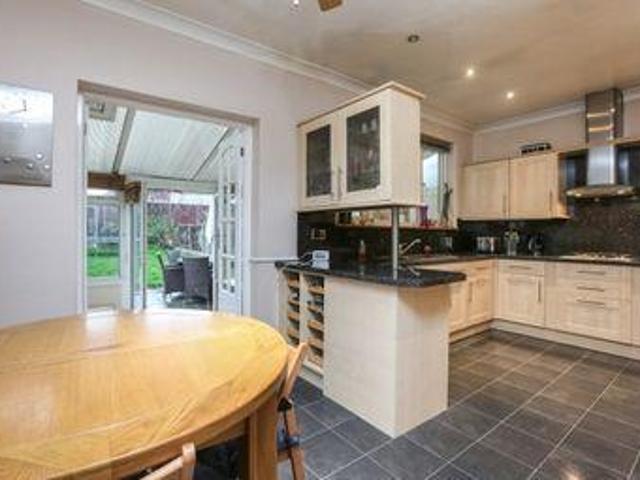 2 Bedrooms Bungalow for rent in Portman Drive, Woodford IG88Qr IG8