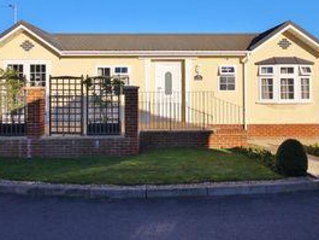 2 Bedrooms Bungalow for sale in Oak Tree Lane, Eastbourne BN23