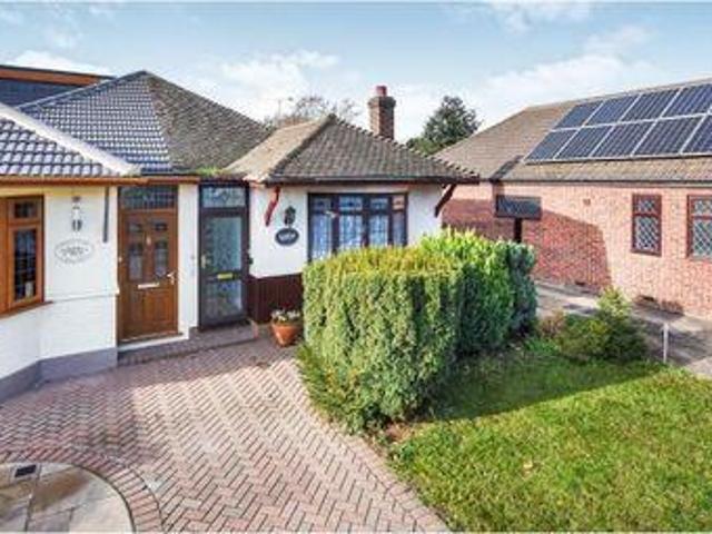 2 Bedrooms Bungalow for sale in Briscoe Road, Rainham RM13