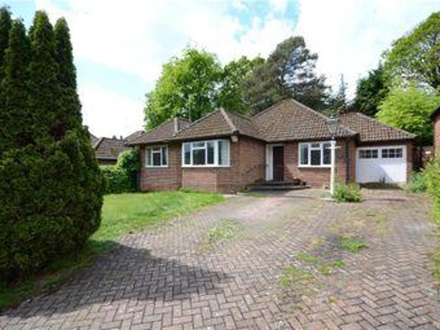 2 Bedrooms Bungalow for sale in Broom Acres, Sandhurst, Berkshire GU47