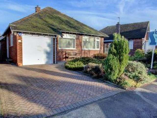 2 Bedrooms Bungalow for sale in Capesthorne Road, High Lane, Stockport SK6