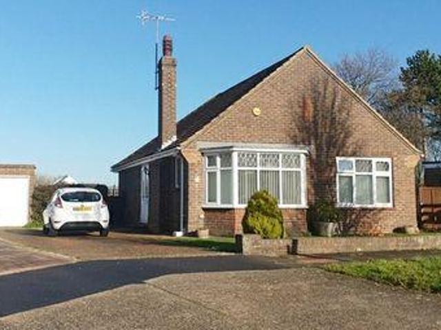2 Bedrooms Bungalow for sale in Glynde Close, Ferring, West Sussex BN12