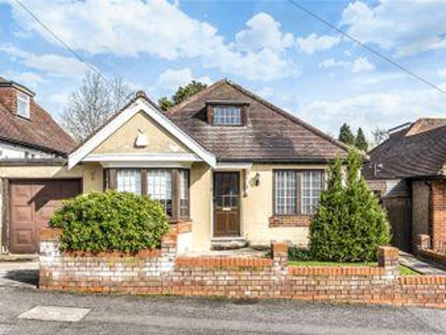 2 Bedrooms Bungalow for sale in Hillside Gardens, Northwood, Middlesex HA6