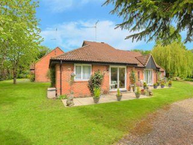 2 Bedrooms Bungalow for sale in The Beeches, Park Street, St. Albans AL2