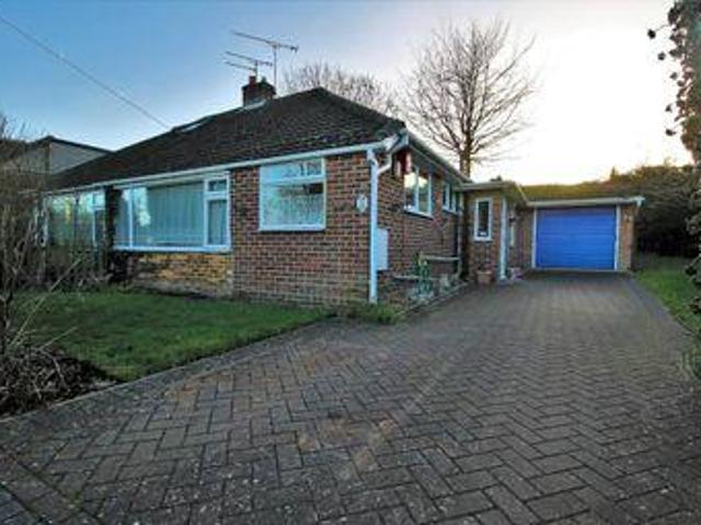 2 Bedrooms Bungalow for sale in Westbury Close, Fleet GU51