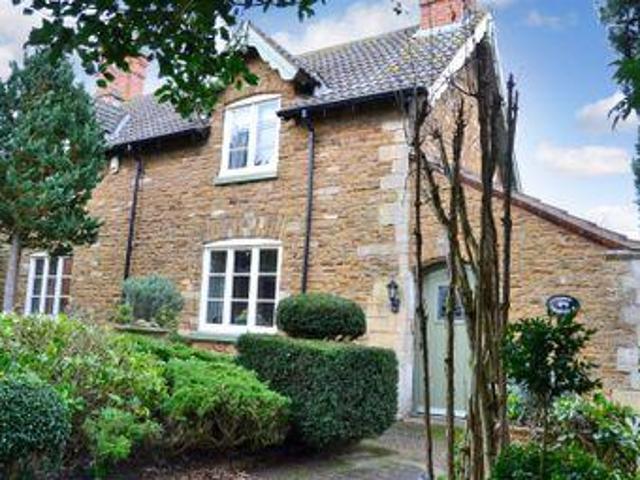 2 Bedrooms Cottage for sale in Church Street, Barkston, Grantham NG32