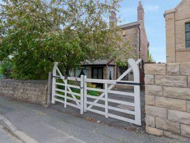 2 Bedrooms Cottage for sale in Croft Farm, Back Green, Churwell, Leeds LS27