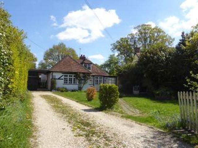 2 Bedrooms Detached bungalow for rent in Newnham Green, Newnham, Hook RG27