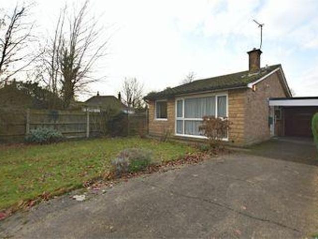 2 Bedrooms Detached bungalow for rent in Redheath Close, Watford, Hertfordshire WD25