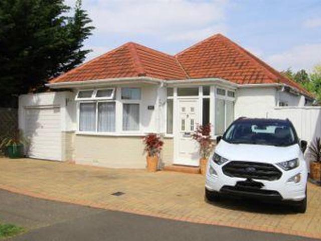 2 Bedrooms Detached bungalow for sale in Bourne Avenue, Ruislip HA4