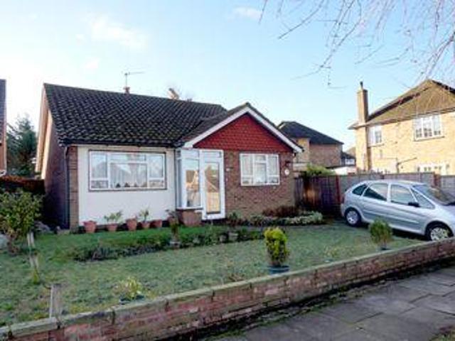 2 Bedrooms Detached bungalow for sale in Cedar Crescent, Bromley BR2