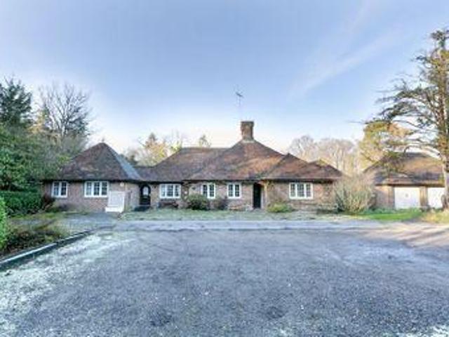 2 Bedrooms Detached bungalow for sale in Copthorne Road, Copthorne, West Sussex RH10