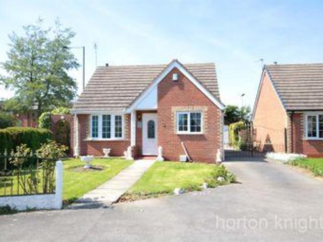 2 Bedrooms Detached bungalow for sale in Fielders Way, Edlington, Doncaster DN12