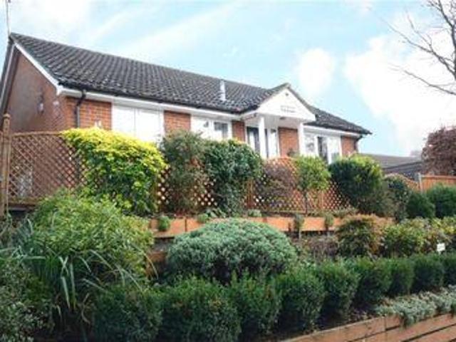 2 Bedrooms Detached bungalow for sale in Hancombe Road, Little Sandhurst, Berkshire GU47