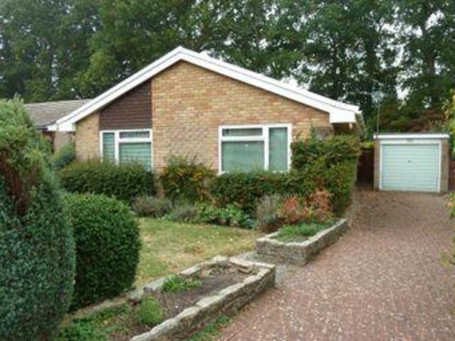 2 Bedrooms Detached bungalow for sale in Plantation Way, Whitehill, Bordon GU35
