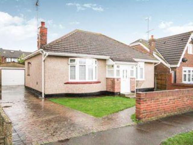 2 Bedrooms Detached bungalow for sale in Woolifers Avenue, Corringham SS17