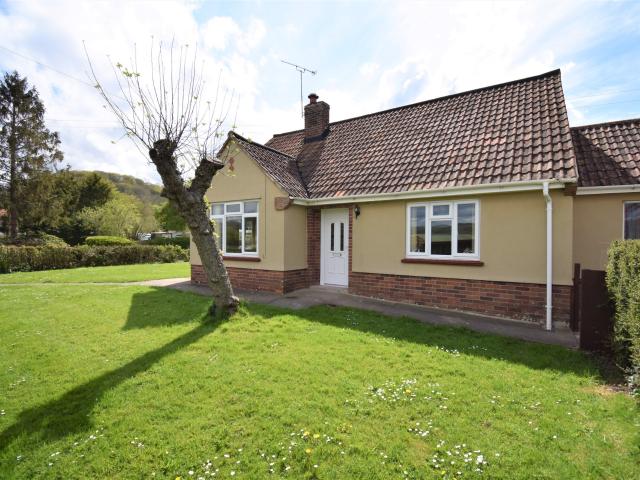 2 Bedrooms Detached Bungalow To Let