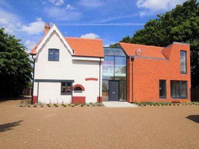 2 Bedrooms Detached house for rent in Aldersbrook Road, London E12