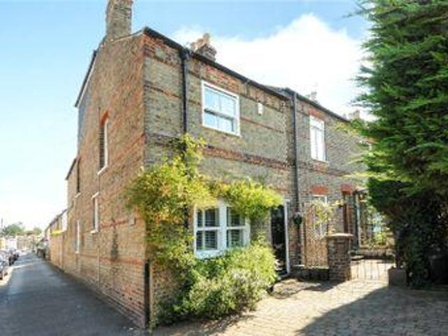2 Bedrooms End terrace house for sale in Oak Lane, Windsor, Berkshire SL4