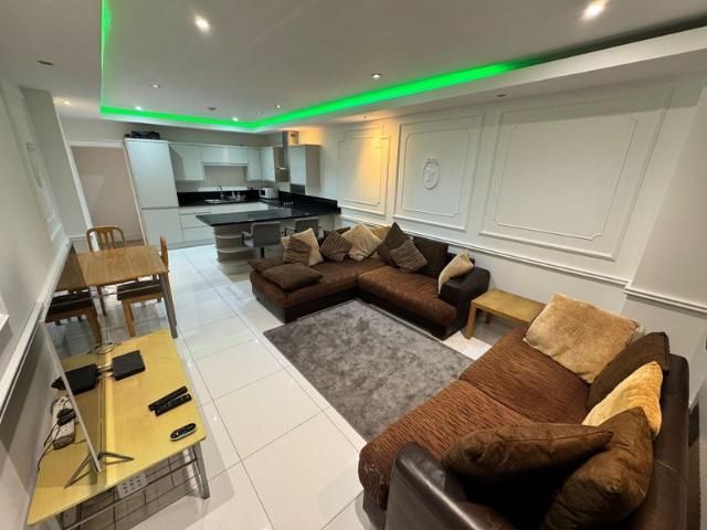 2 Bedrooms Flat Available in Ilford/Woodford *.