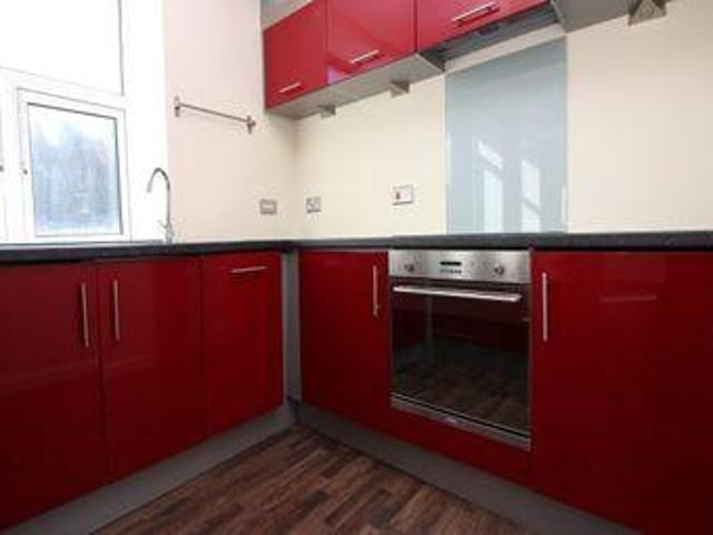 2 Bedrooms Flat for rent in 12 Station Road, Huddersfield HD8
