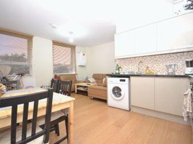 2 Bedrooms Flat for rent in 14 Eastwood Close, London E18