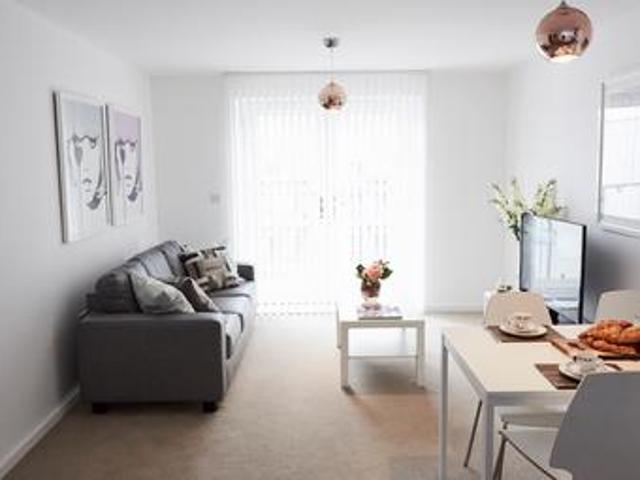 2 Bedrooms Flat for rent in 1 Elmira Way, Salford M4