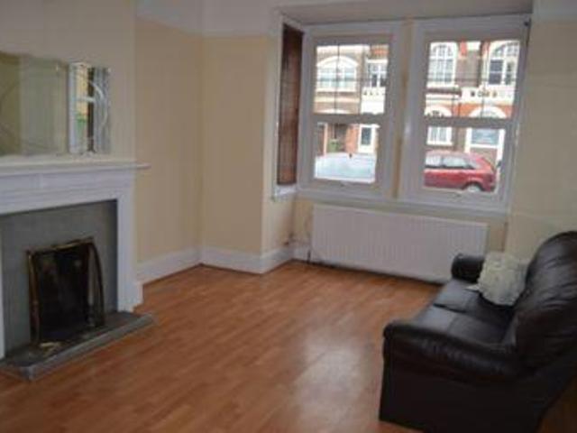 2 Bedrooms Flat for rent in 20, Hanworth Road, Feltham TW14
