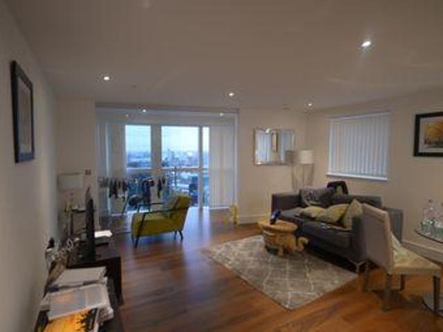 2 Bedrooms Flat for rent in 6 Lincoln Plaza, London E14