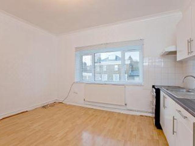2 Bedrooms Flat for rent in 88 Woodhill, Woolwich, Charlton SE18
