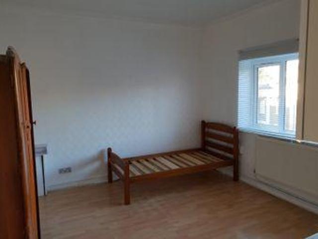 2 Bedrooms Flat for rent in 88 Woodhill, Woolwich, Charlton SE18